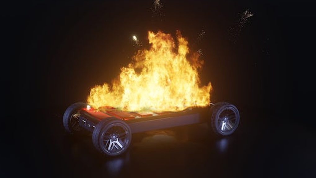 पार्किंग में खड़ी इलेक्ट्रिक कार में लगी आग, पास में खड़ी बाकी कारों को ...