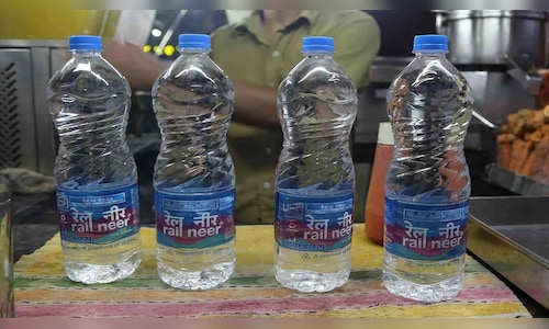 Rail Neer बोतल बेचकर IRCTC ने कमा डाले करोड़ रुपये, 12 साल से नहीं बढ़े ...