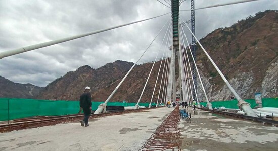 24 केबल पर लटका देश का पहला रेल ब्रिज, 100KM की स्पीड से दौड़ेगी ट्रेन ...