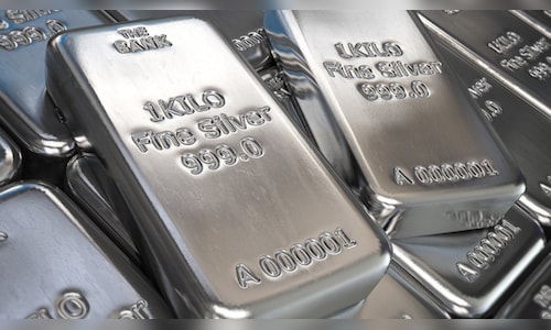 ETF: चांदी में एक साल में रकम हुई करीब 3 गुना, मुनाफा निकालें या बने ...