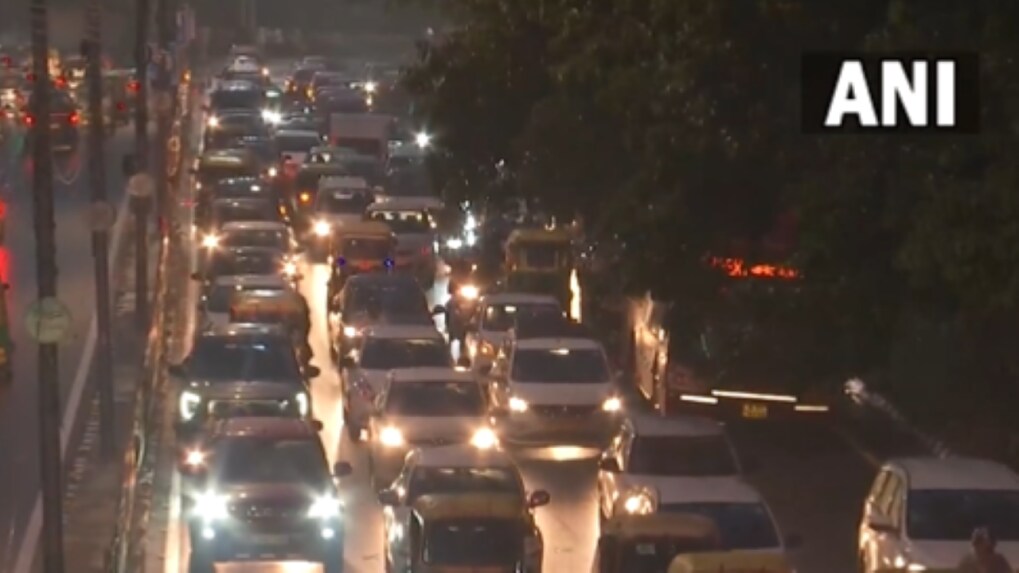 Weather Report: दिल्ली में 20 साल में सबसे अधिक बारिश, सड़कों पर लगा ...