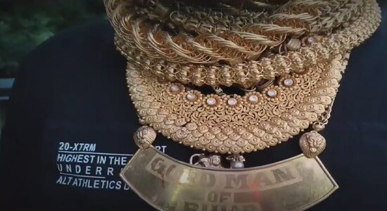 Golden Man Of Bihar: 1.5 करोड़ का सोना पहनता है बिहार का ये जमींदार ...