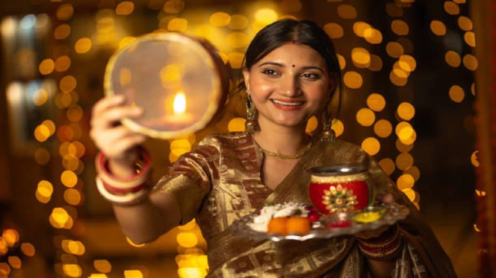 Karva Chauth: सज गए बाजार, ₹15 हजार करोड़ से ज्यादा का हो सकता है ...