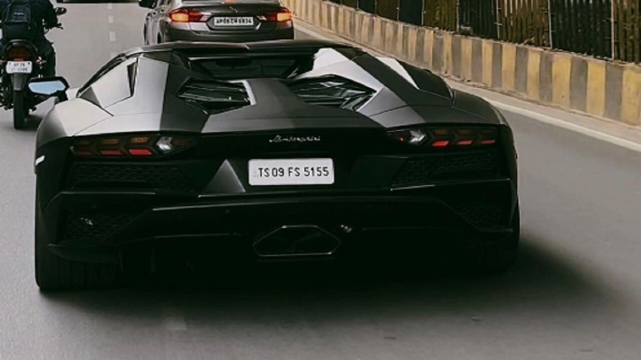 Baahubali एक्टर Prabhas ने बदलवाया अपनी 5.8 करोड़ की कार का कलर, देखिए ...