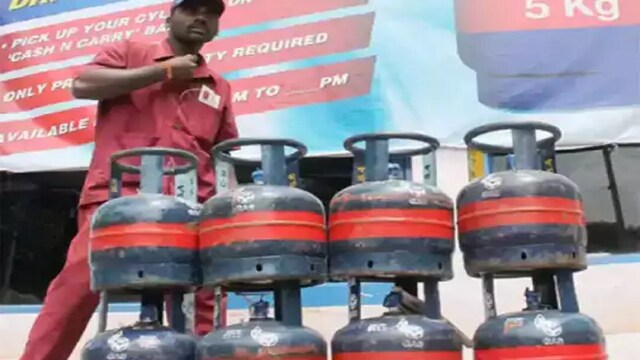 LPG Gas Cylinder Price: अप्रैल महीने के लिए गैस सिलेंडर के दाम जारी, कम ...