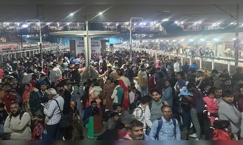 NDLS Stampede: 18 लोगों की मौत, दर्जनों घायल, नई दिल्ली रेलवे स्टेशन पर ...