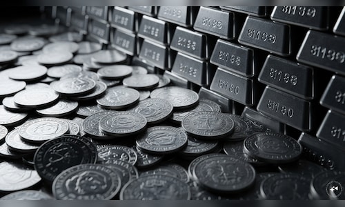 Silver Price Crash: बाजार खुलते ही चांदी को बेचना शुरू किया, अचानक ऐसा ...