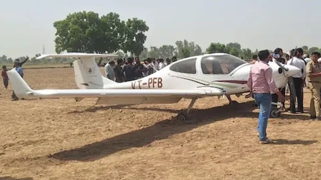 Big News: अलीगढ़ में ट्रेनी एयरक्राफ्ट की खेत में इमरजेंसी लैंडिंग ...