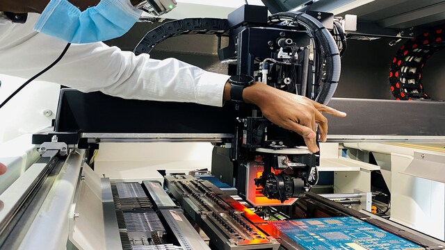 US manufacturing sector grows for the first time in 1-1/2 years - CNBC TV18