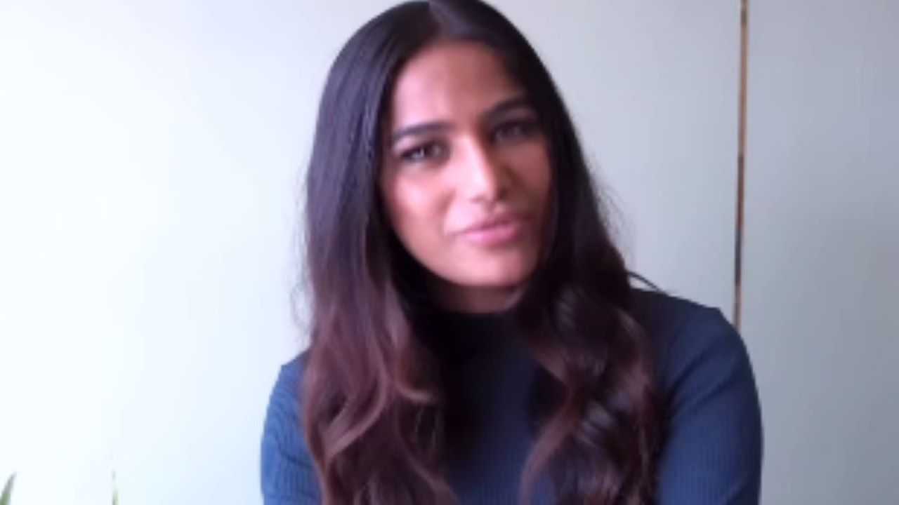 Poonam Pandey Zonder Top