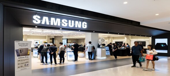 Samsung's profit rebounds with chip division improvement - CNBC TV18