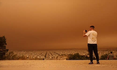 Stunning pictures of Greece turning orange from a Sahara sandstorm ...