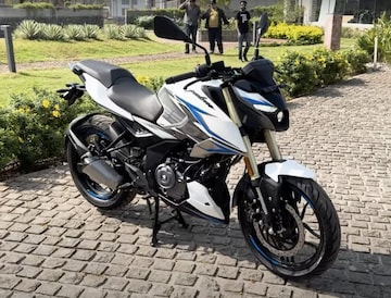 Bajaj unveils 2024 Pulsar N250: New colours and features at nominal ...