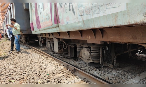 Train coach derails at Mumbai’s Chhatrapati Shivaji Maharaj Terminus ...