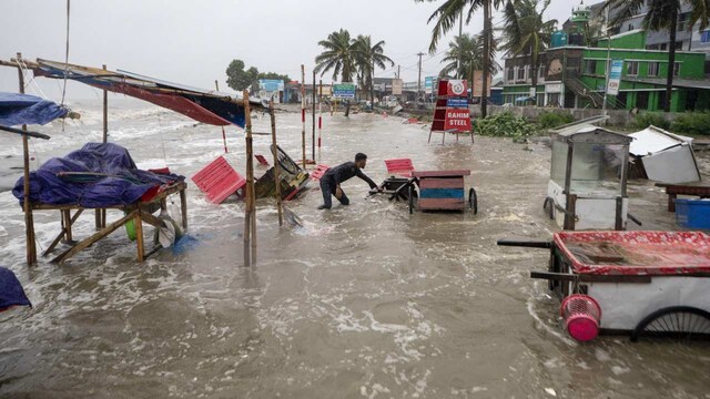 Cyclone Remal latest updates: 7 killed in Bangladesh, 2 dead in Kolkata ...