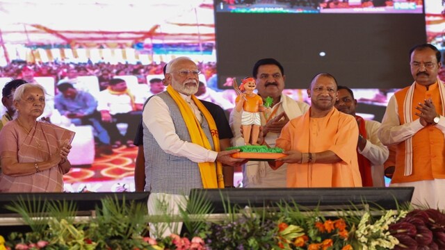 PM Modi witnesses Ganga Aarti, offers prayers at Kashi Vishwanath ...