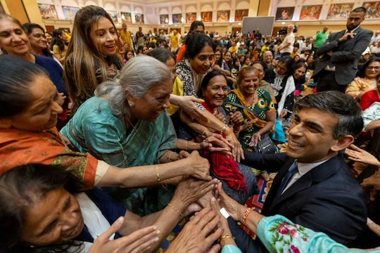 UK PM Rishi Sunak visits London’s Neasden Temple with Akshata Murthy on ...