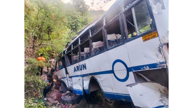 9 killed, 33 injured as terrorists open fire at bus carrying pilgrims ...