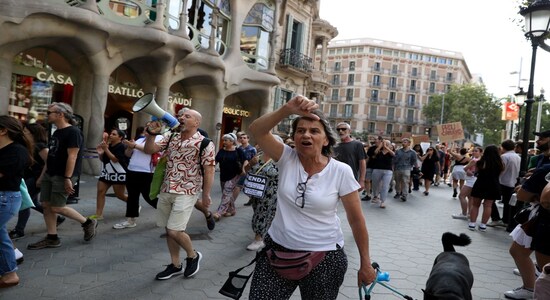 Barcelona residents target tourists with water guns, block hotel exits ...