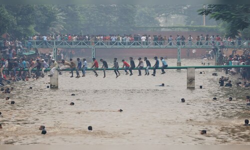 Bangladesh Protests: Demonstrators vandalise Sheikh Hasina's residence ...