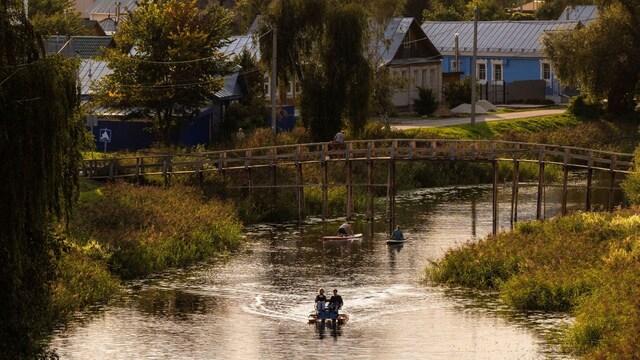 Blood river in Russia, mirror lake in Iceland and other unreal places ...
