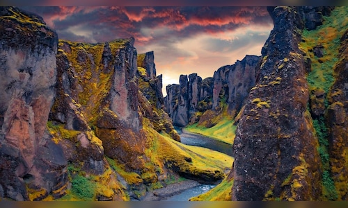 Blood river in Russia, mirror lake in Iceland and other unreal places ...