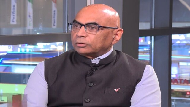 Yes Bank shares in focus after MD & CEO Prashant Kumar gets an extension - CNBC TV18