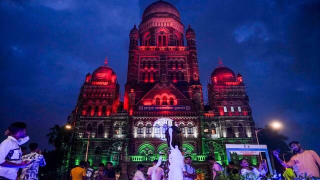 India luminescent in tricolour: Iconic landmarks in Mumbai, Delhi, and ...