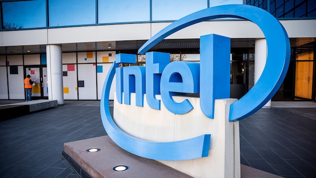 MWC 2025 | Intel unveils latest AI-powered commercial PC lineup - CNBC TV18 MWC 2025 | Intel unveils latest AI-powered commercial PC lineup - CNBC TV18