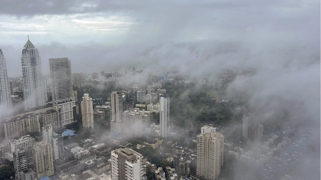 Mumbai weather: IMD issues high tide warning after heavy rain - CNBC TV18