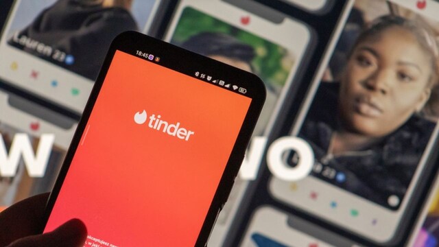 You can now go on a double date with your friend using Tinder - CNBC TV18