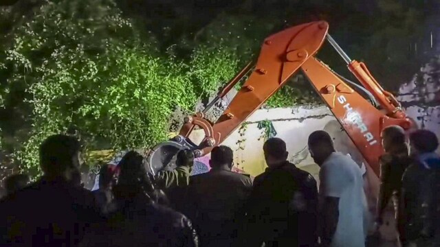 Ujjain Mahakal temple: Two dead after wall collapses amid heavy rain ...