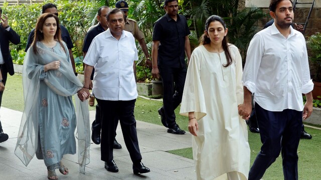 Ratan Tata's Last Rites: Mukesh Ambani, Amit Shah, top leaders bid ...