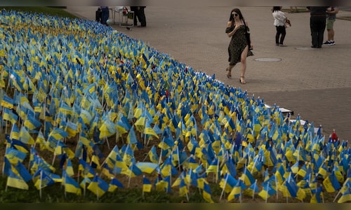 Ukraine’s Independence Square turns into a memorial of blue and yellow ...