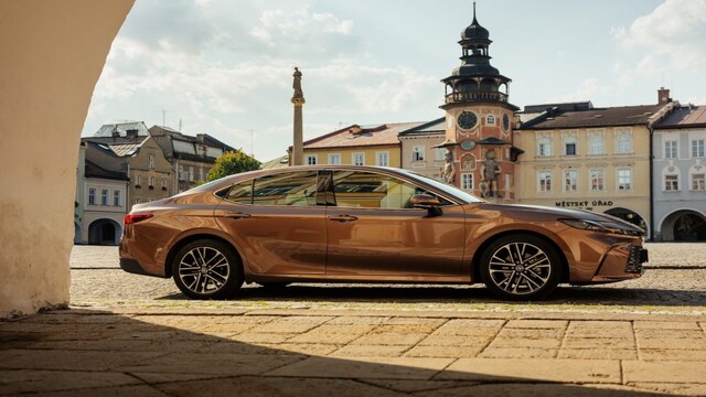 Toyota’s 9th-gen Camry debuts in India with hybrid tech and 25.49 km/l ...