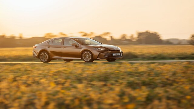 Toyota’s 9th-gen Camry debuts in India with hybrid tech and 25.49 km/l ...