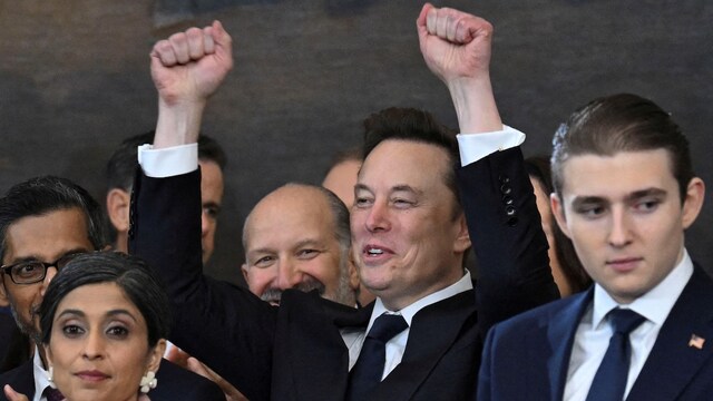 As Musk watches on, Trump vows to colonise Mars - CNBC TV18