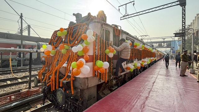 PM Narendra Modi flags off Pravasi Bharatiya Express train: Know its ...