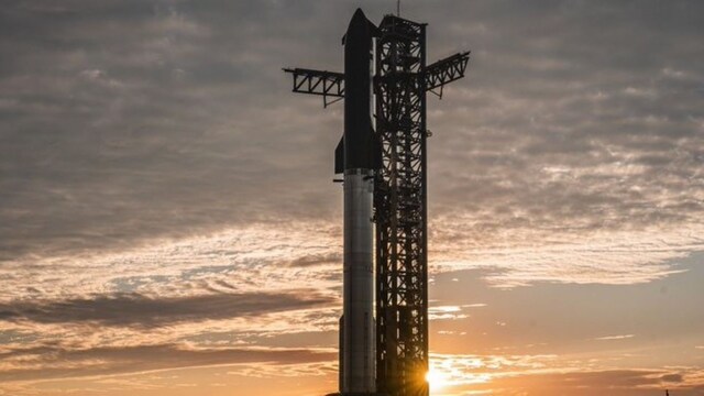 SpaceX's Falcon 9 rocket launches two moon missions. All you need to ...