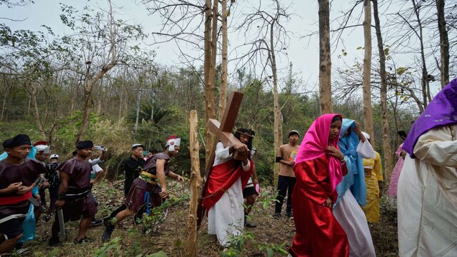 IN PICS | Good Friday commemorated with prayers, processions across ...