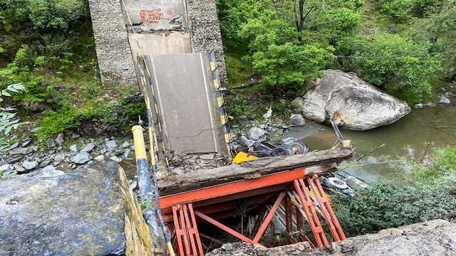 Bridge collapses in Himachal's Kullu, vehicular traffic disrupted ...