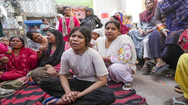 A murder in Delhi's Seelampur gets a communal shade - CNBC TV18