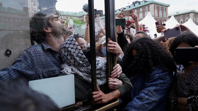 NYPD storms Columbia library as Gaza protest turns into mass student ...