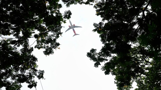 Former US Navy pilot now points to engine failure in Air India Boeing ...