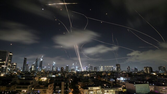 Israel's Tel Aviv Stock Exchange hit by Iranian missile, says report ...