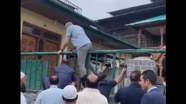 J&K CM Omar scales gates, Farooq Abdullah takes autorickshaw to reach ...