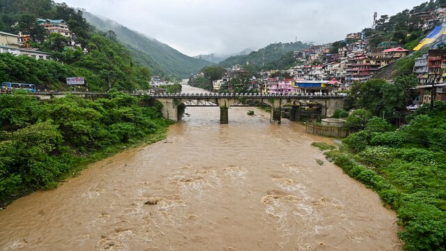 Kullu cloudburst: Heavy rains damage roads, wash away bridge in ...