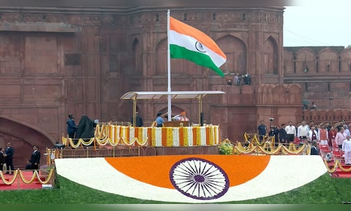 Watch: PM Modi hoists Indian national flag, honours armed forces at Red ...