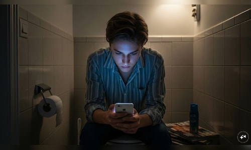 Smartphone scrolling on toilet seat linked to 46% higher haemorrhoid ...