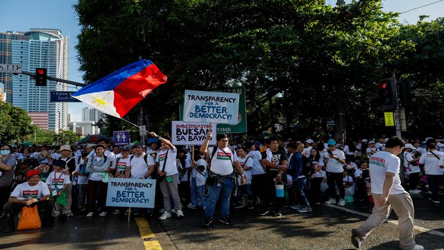 130,000 gather in Manila as flood-control scam puts top Philippine ...